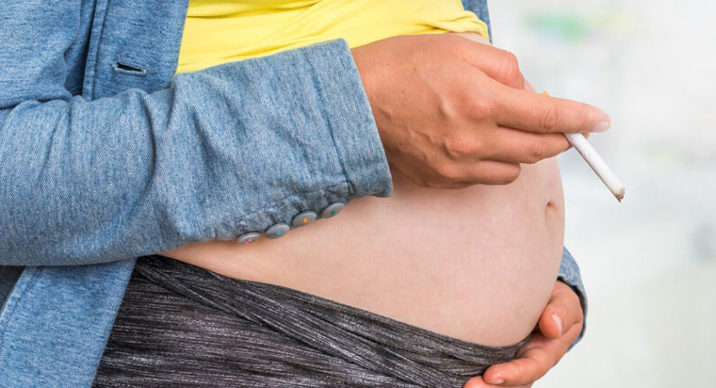 Fumar durante el embarazo puede afectar el crecimiento fetal mediante ...